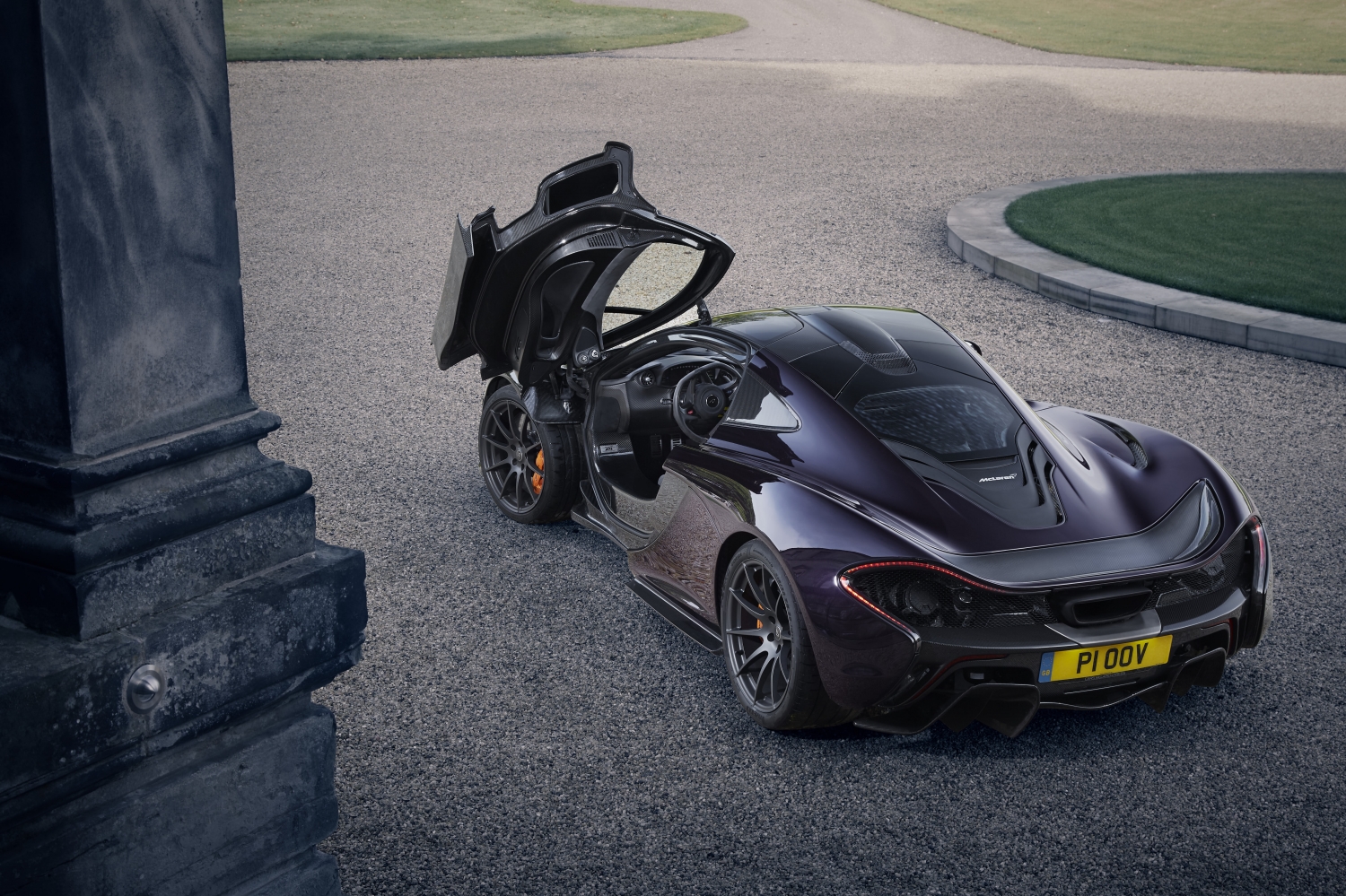Jenson Button eladja McLaren P1-esét
