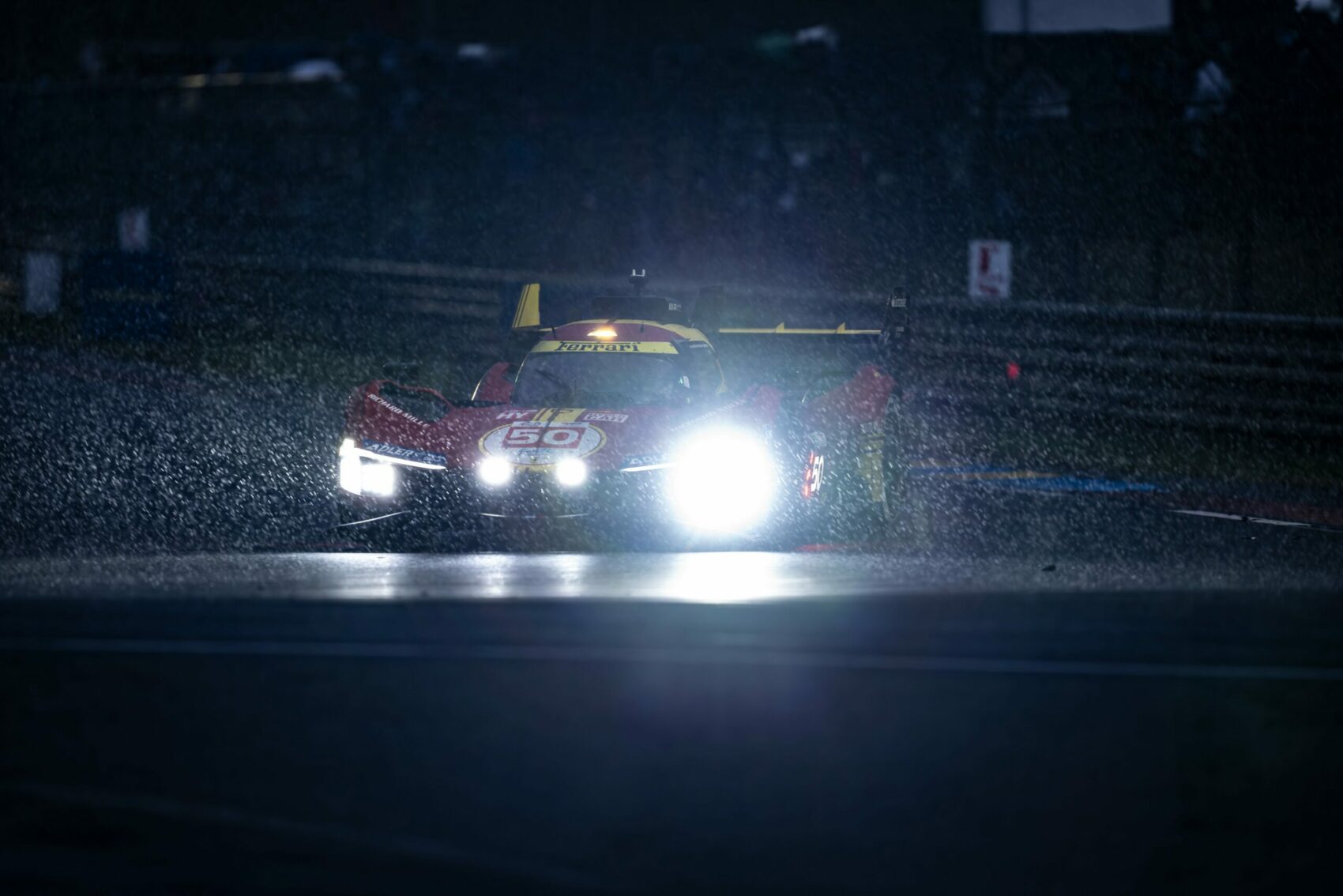 Beázó autók, safety car-tankolás és eső – a víz volt az úr a Le Mans-i ...